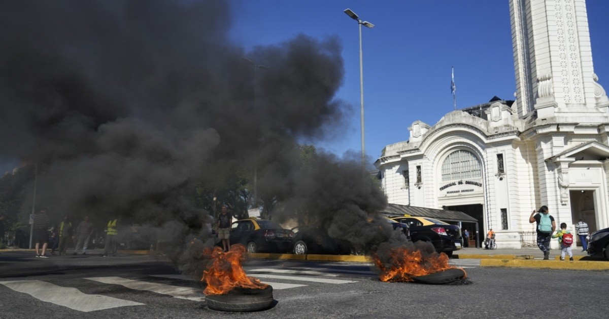 Rosario y la disputa de los taxis: Tensa protesta contra Uber y ...
